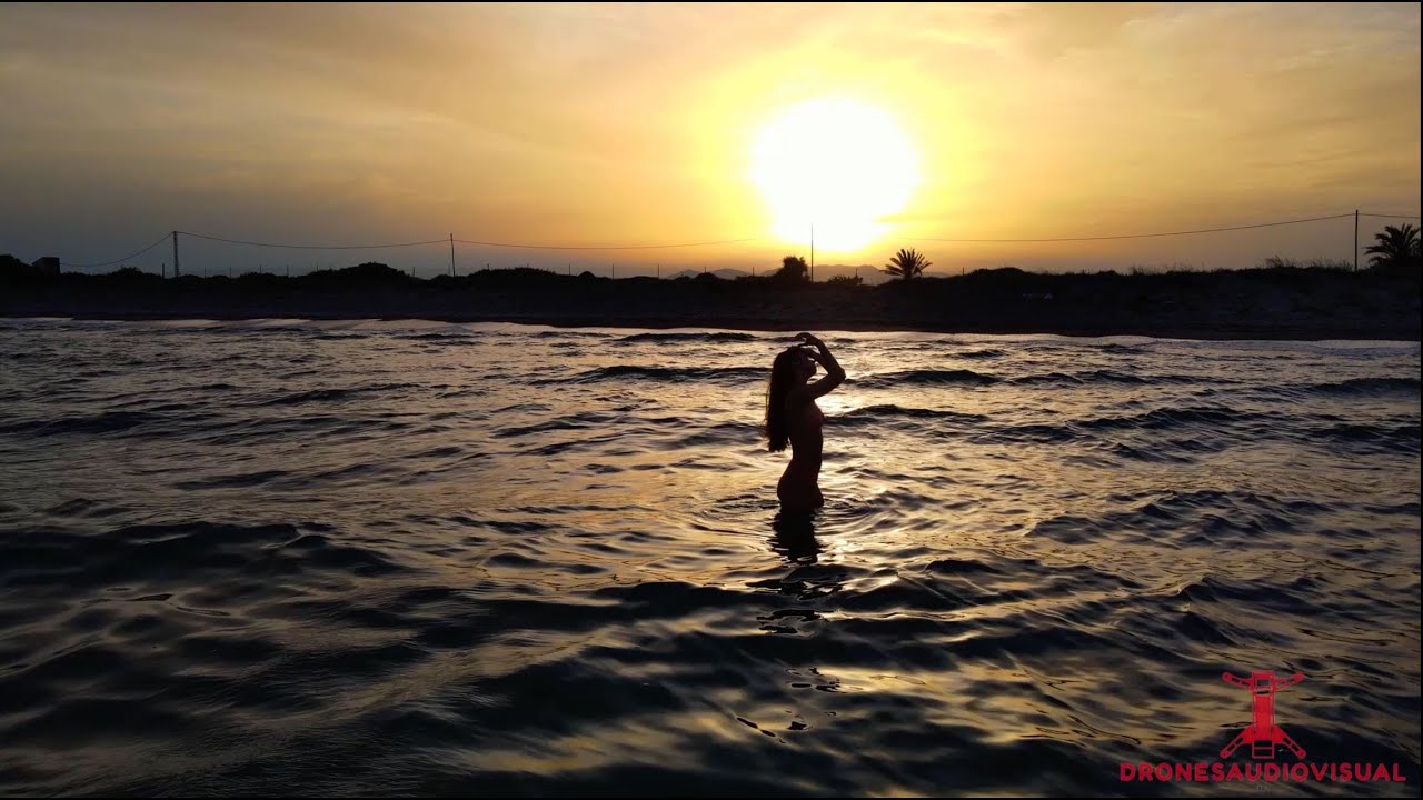 Sesión modelaje en playa con Luoana by Dronesaudiovisual - YouTube