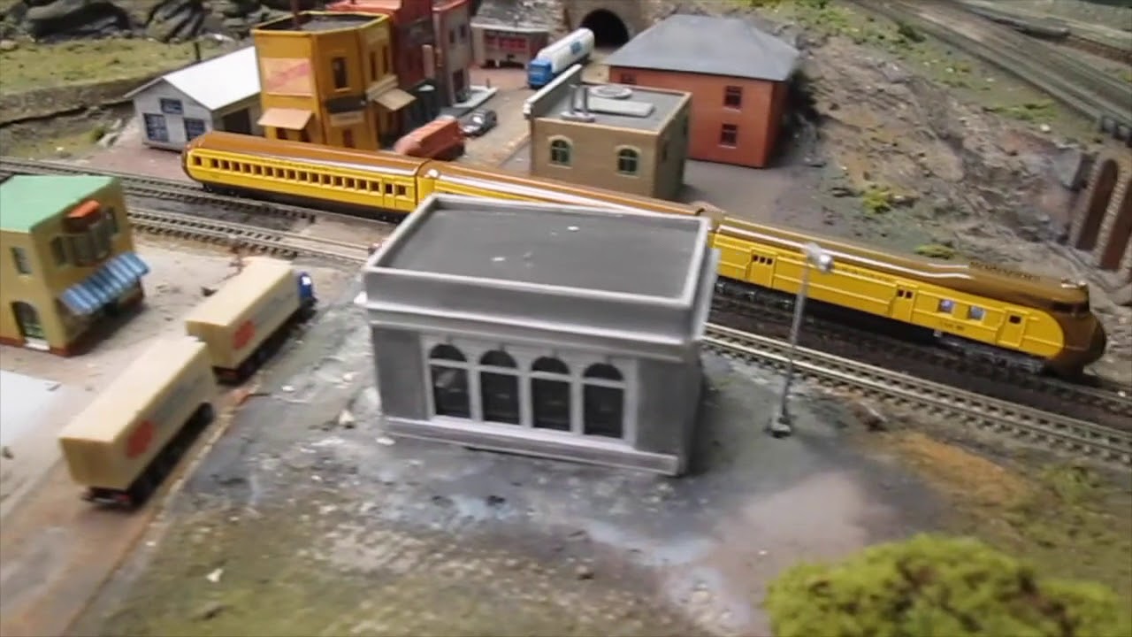 Z Scale UP M10000 Streamliner - YouTube