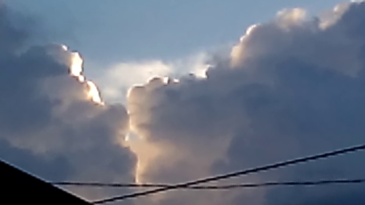 V-shaped cloud, awan berbentuk V. - YouTube