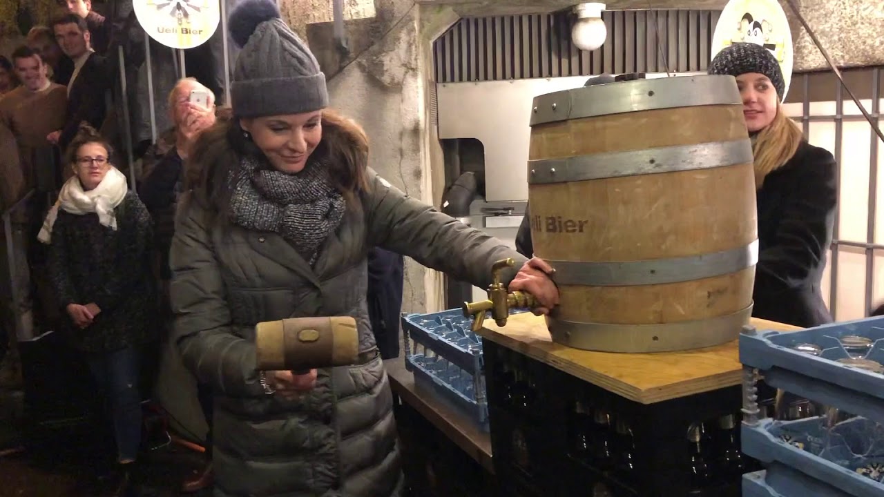 Ueli-Festbieranstich mit Caroline Rasser - YouTube