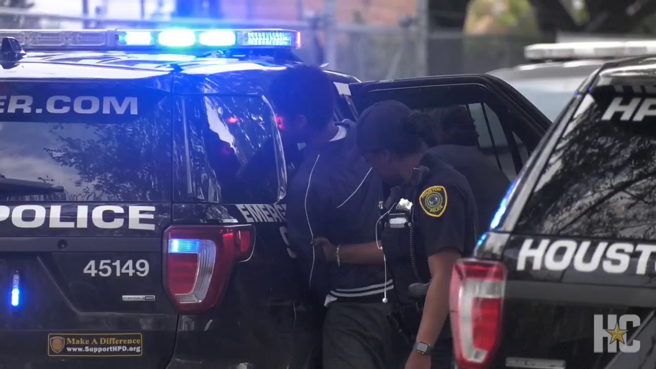 Handcuffed suspect escapes from Houston police custody - YouTube