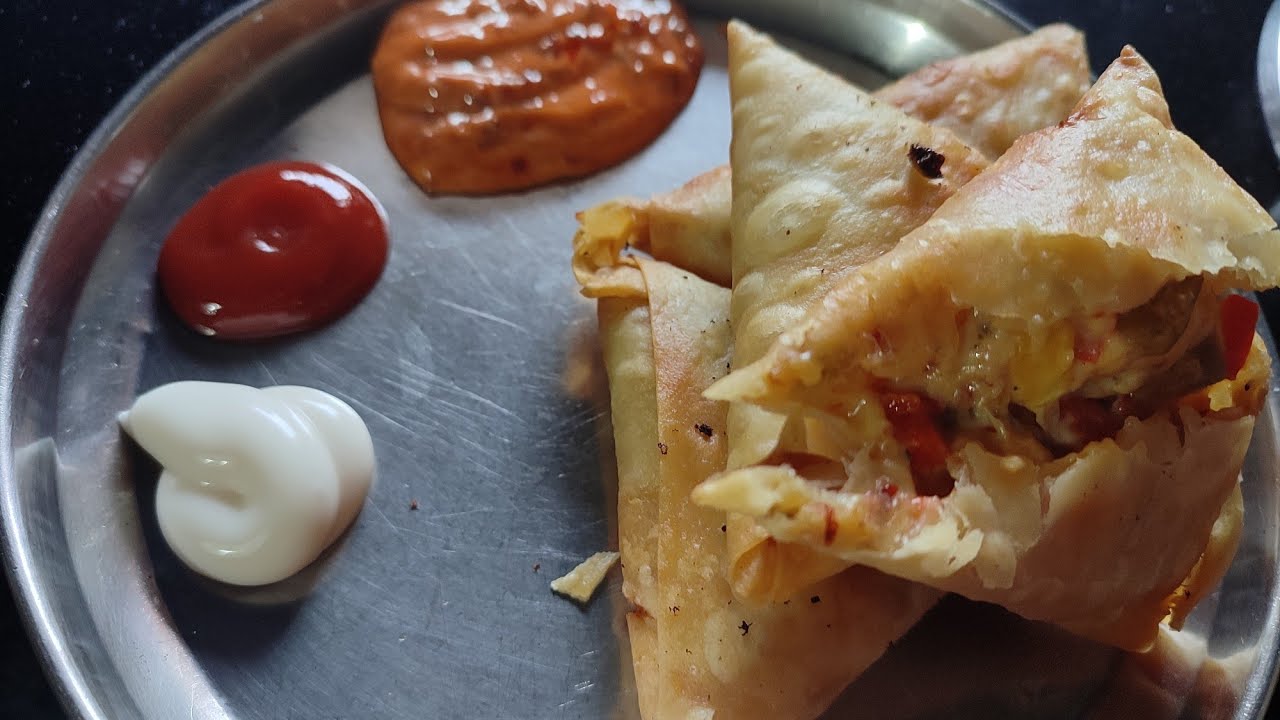 चीझी इटालियन समोसा //cheezzy italian samosa//must try - YouTube