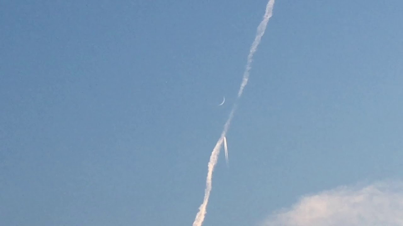 Classic Example Contrail vs Chemtrail - YouTube