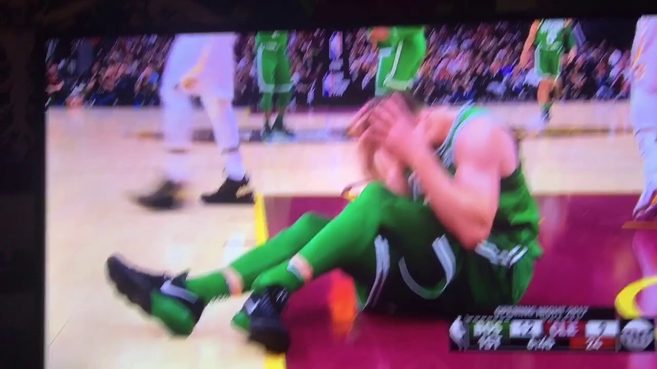 Gordon Hayward breaks leg - YouTube