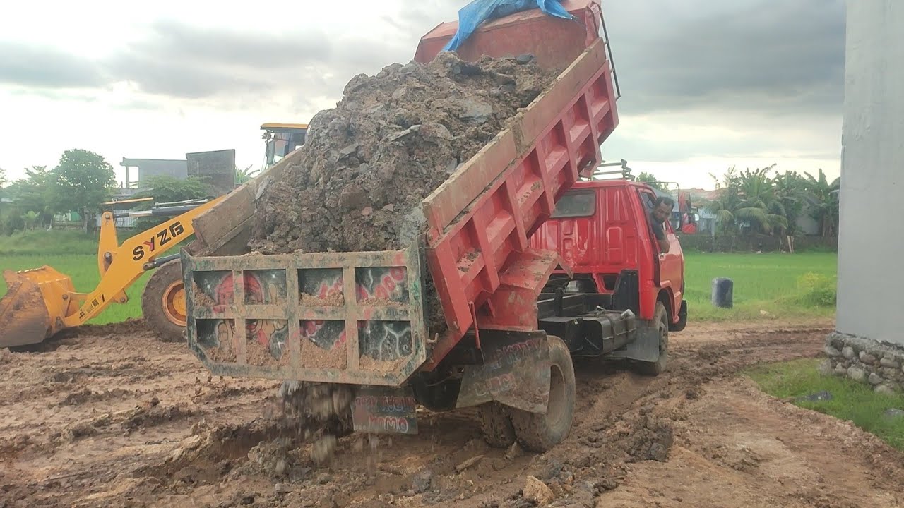Mobil Dump Truk Umplong Jomplang Muatan Timbunan Di Lokasi Sempit - YouTube