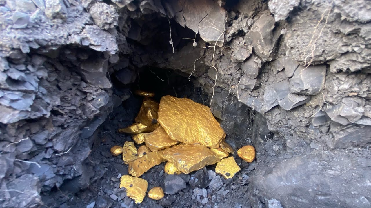 Lots of gold under the black cave, while I was digging, I found the ...