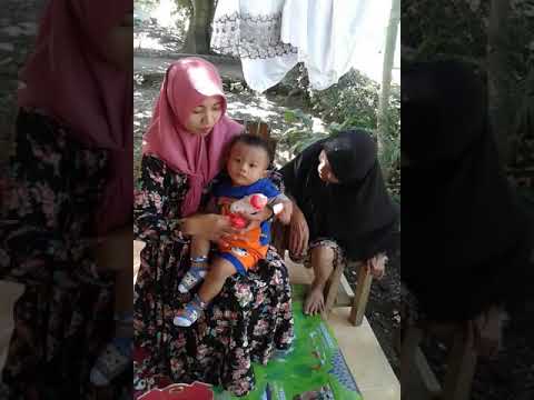 Jilbab cantik nyusuin anak