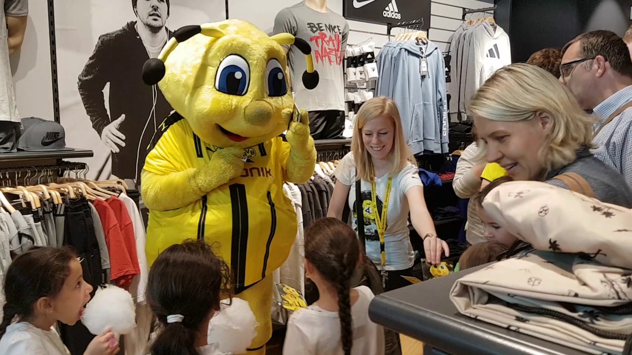 Emma das Maskottchen vom BVB bei der Autogrammstunde Teil 2 - YouTube