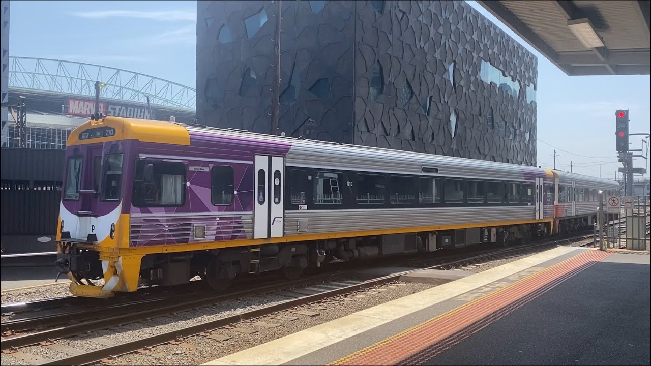 V/lines Sprinters 7013 and 7003 arriving at the platform at Southern ...
