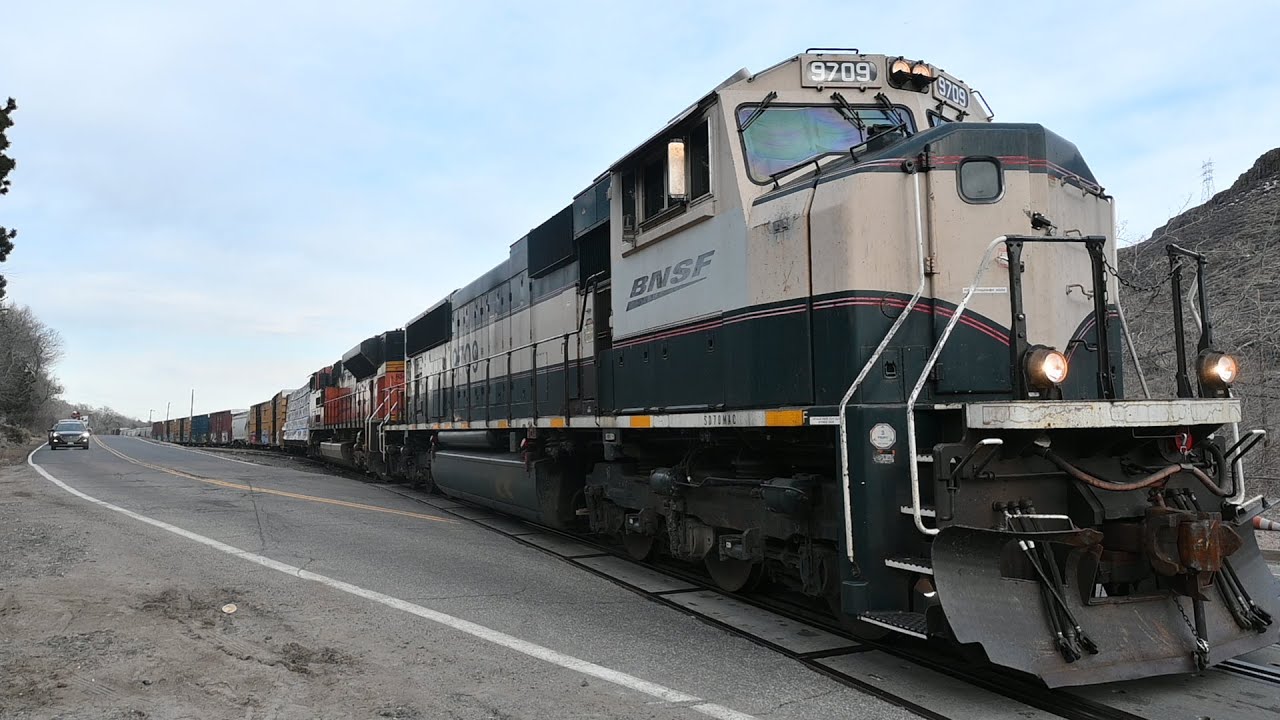 BNSF 9709 pulls the Coors local into the Golden, CO yard - YouTube