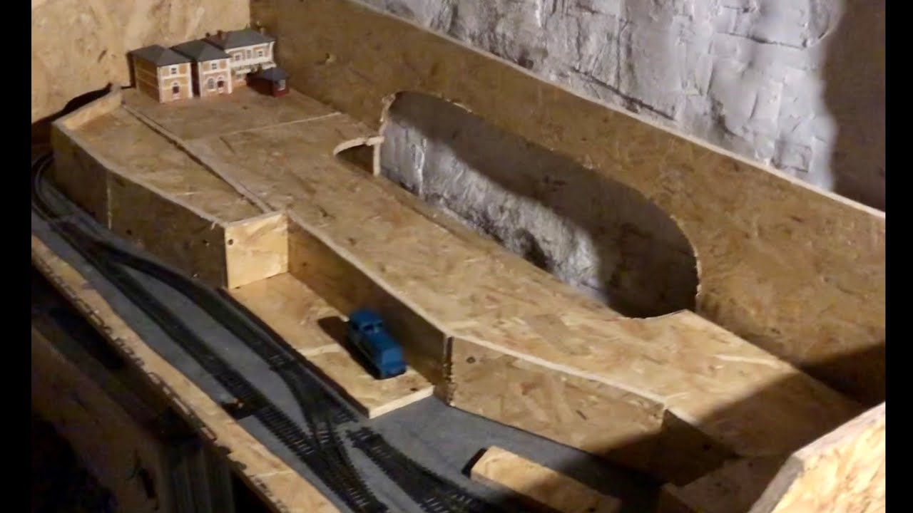 18inch Radius Curve Model Railway - YouTube