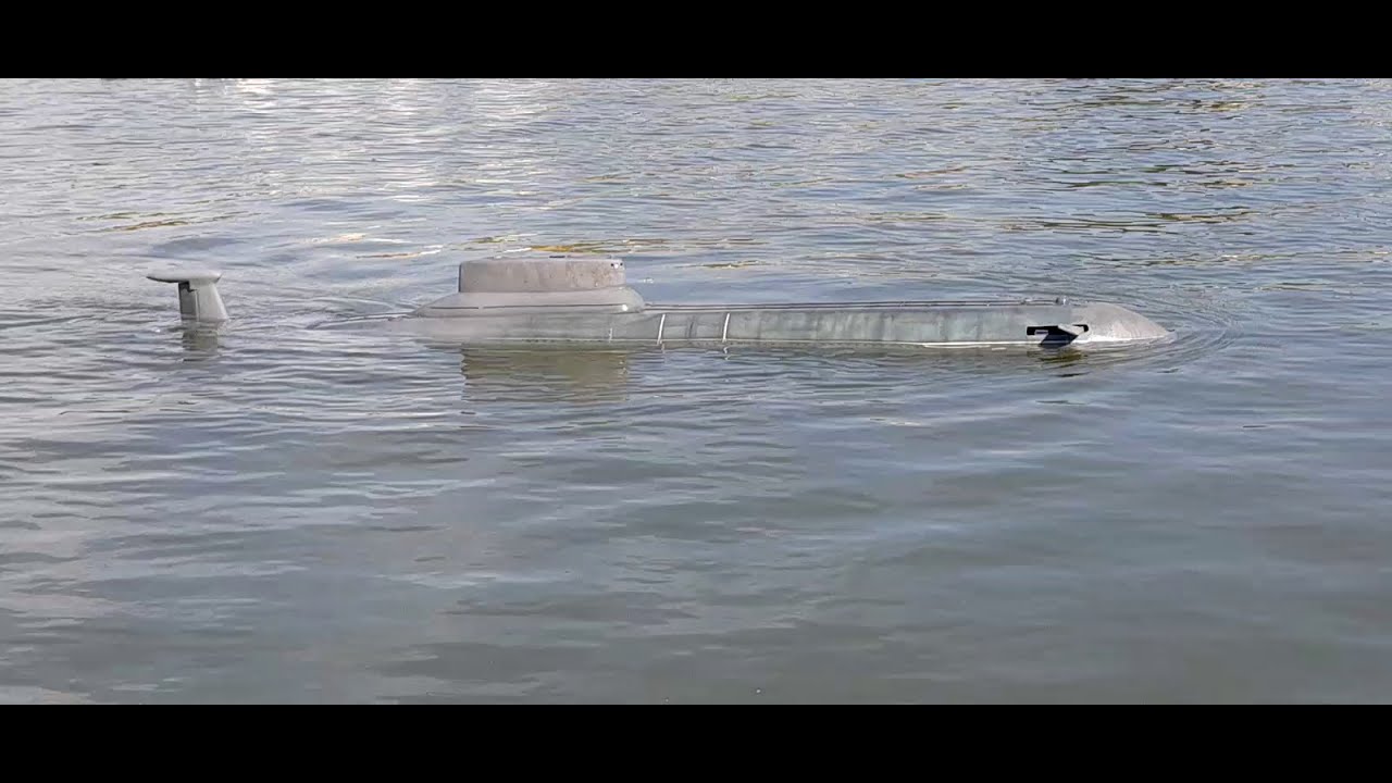 Rc boats and a rc Typhoon class submarine at the lake. - YouTube