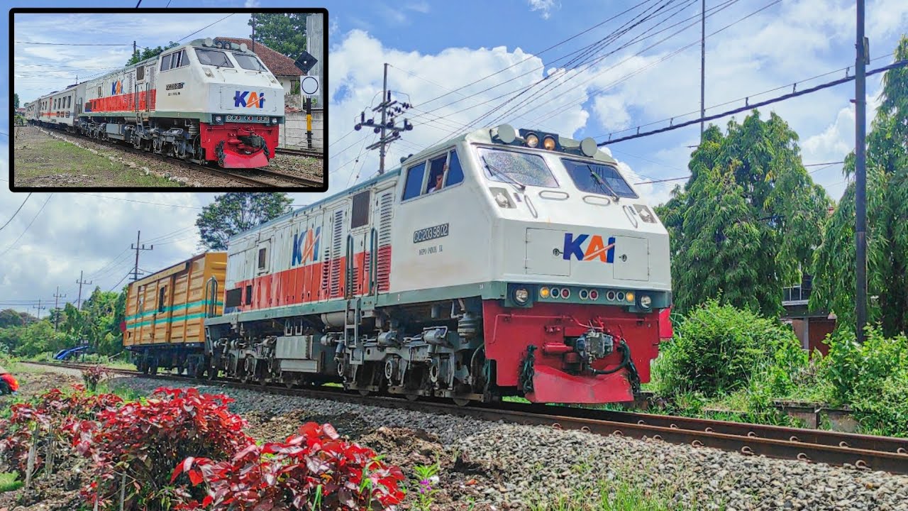 Kereta Api Penolong Bertemu KA Pandalungan Rangkaian Belang di Stasiun ...