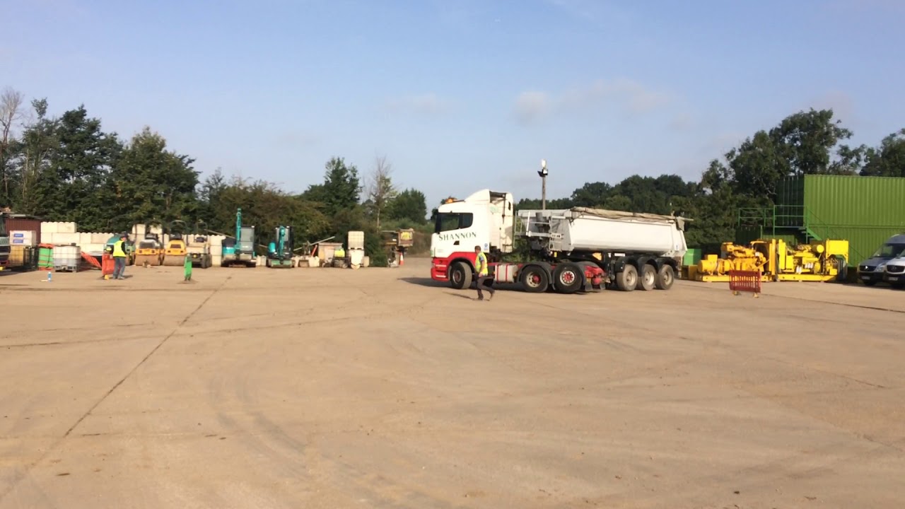 Turning circle arctic v tipper - YouTube