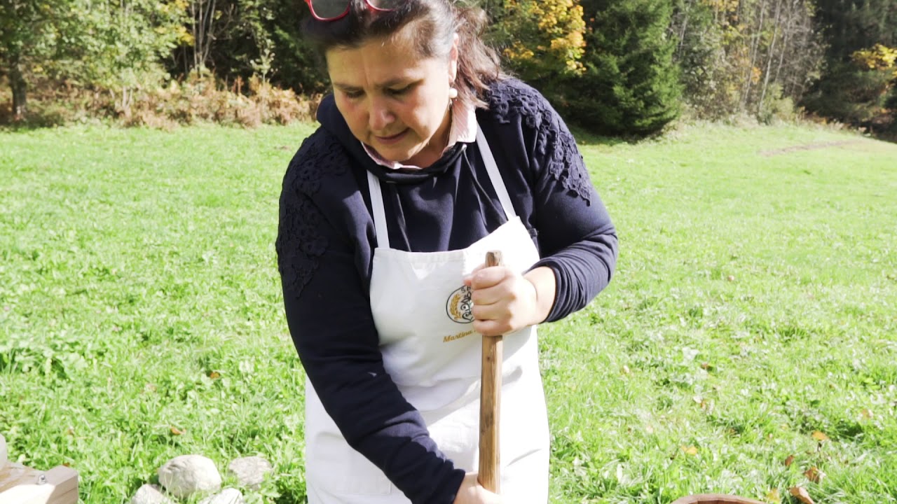 Kraut stampfen mit "Südtiroler Bäuerinnen. Aus unserer Hand" - YouTube