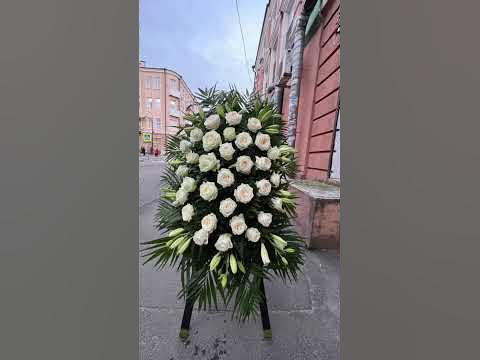 Траурный венок из белых роз - YouTube