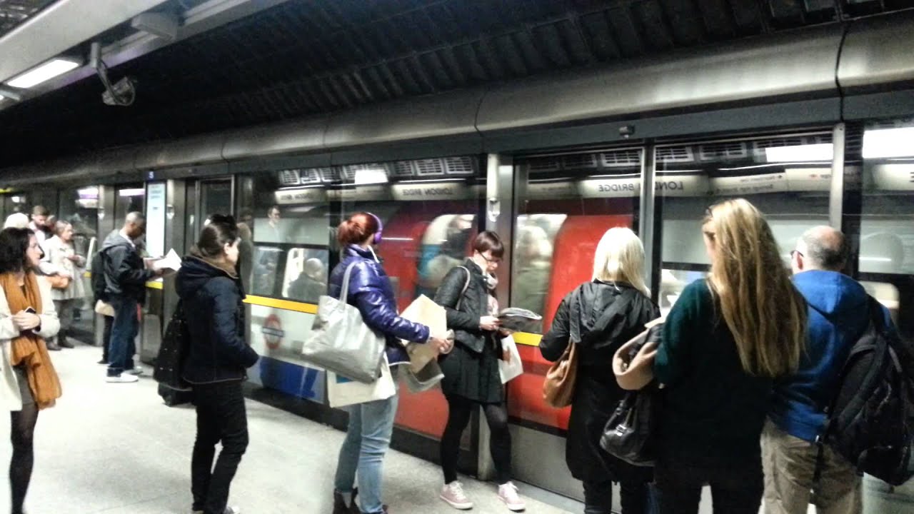 London bridge station. Busy moment. UK - YouTube