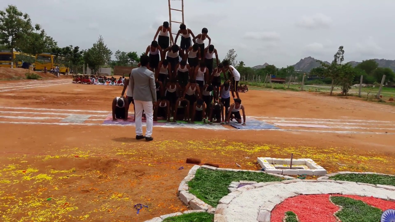 Human pyramid on Independence Day. @ PRAGATHI SCHOOL BAGEPALLI - YouTube