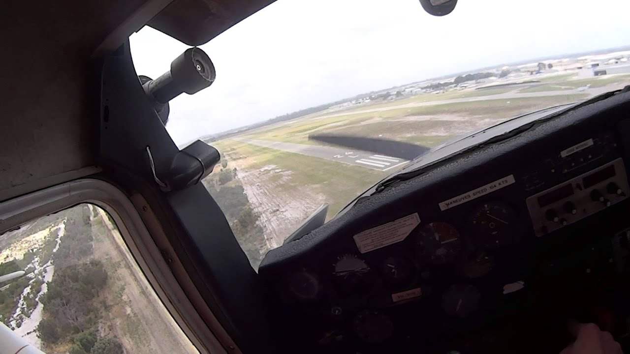 simulated engine failure in a cessna 152, glide landing - YouTube