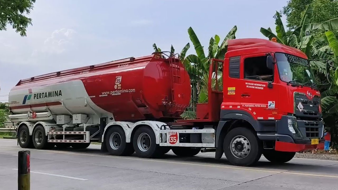 Truk Tangki Panjang Pertamina UD Quester, Truk Kontainer Panjang ...
