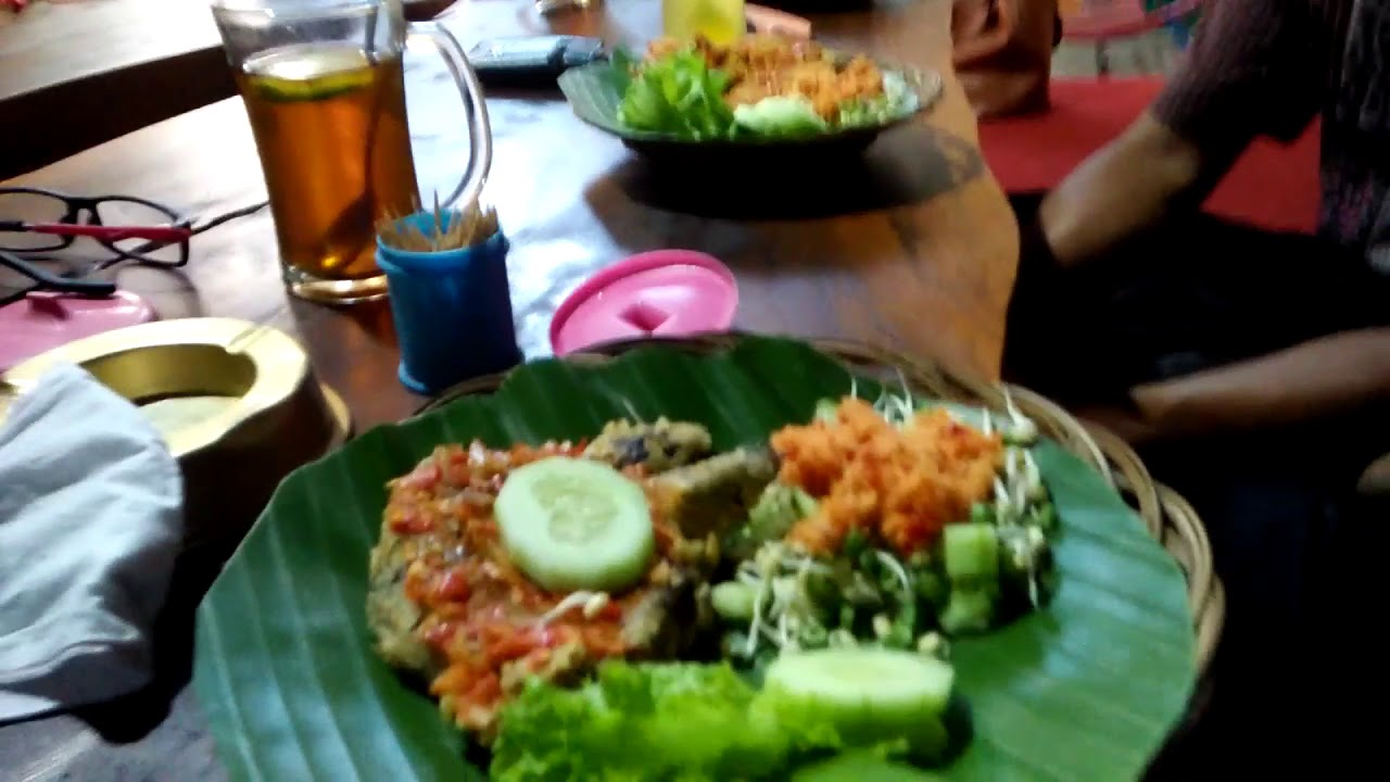Sensasi Bebek-Ayam Penyet Mbok Yusri Tawangsari - YouTube
