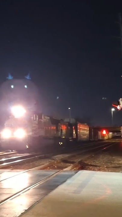 UP SD70M & Geep Lead a Northbound Manifest! - YouTube