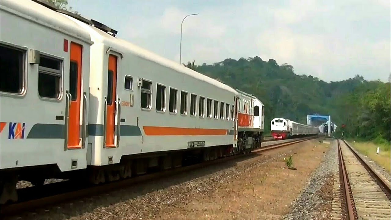 SUPER MOMEN..!! KERETA API PAPASAN TAK TERDUGA DI STASIUN NOTOG - YouTube