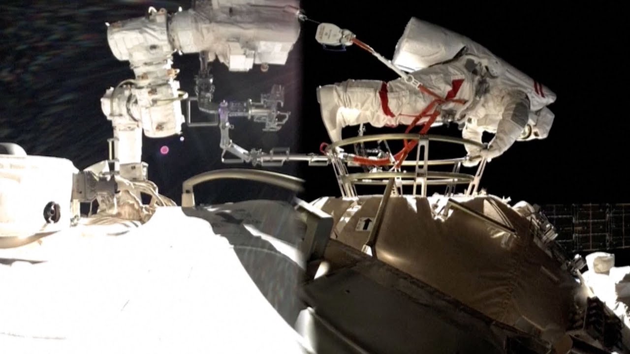 Chinese astronauts perform second round of spacewalk - YouTube