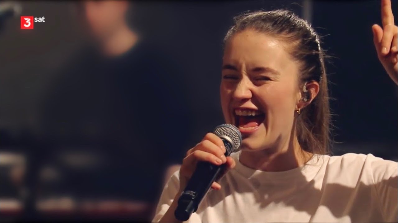 Sigrid - Risk Of Getting Hurt (Live at Pop Around Bauhaus) - YouTube