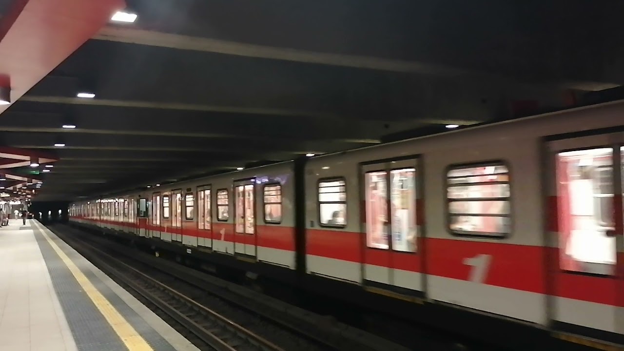 Treno metropolitana M1 prima serie in arrivo alla fermata Loreto - YouTube