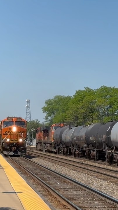 A westbound manifest meets an eastbound intermodal Z train. #BNSF - YouTube