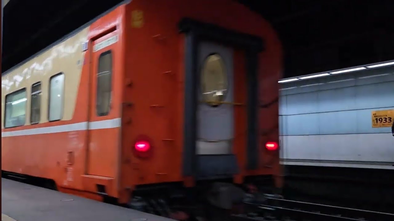 521次七堵發車經由海線開往潮州的E208單電頭+新式自動門莒光號，和1204次北湖發車經由西部幹線開往基隆的銀綠色微笑號EMU900型十輛一編組EMU945區間車 - YouTube