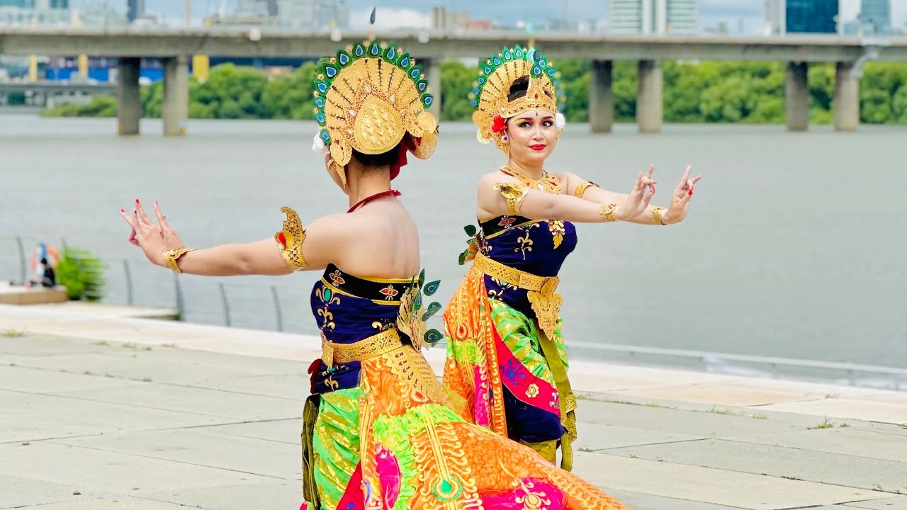 Balinese Dance Merak Angelo Performance at Festival Indonesia in Seoul ...