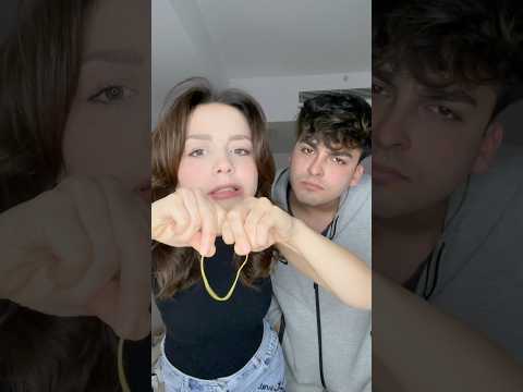 Elindeki lastik ile kız sihirbazlık yaptı ! Yanındaki erkek şok oldu ve ağzı açık kaldı !