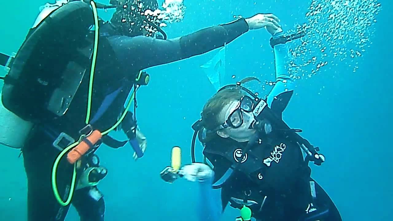 Dancing while diving - YouTube