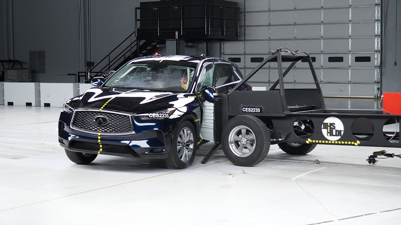 2022 Infiniti QX50 updated side IIHS crash test - YouTube