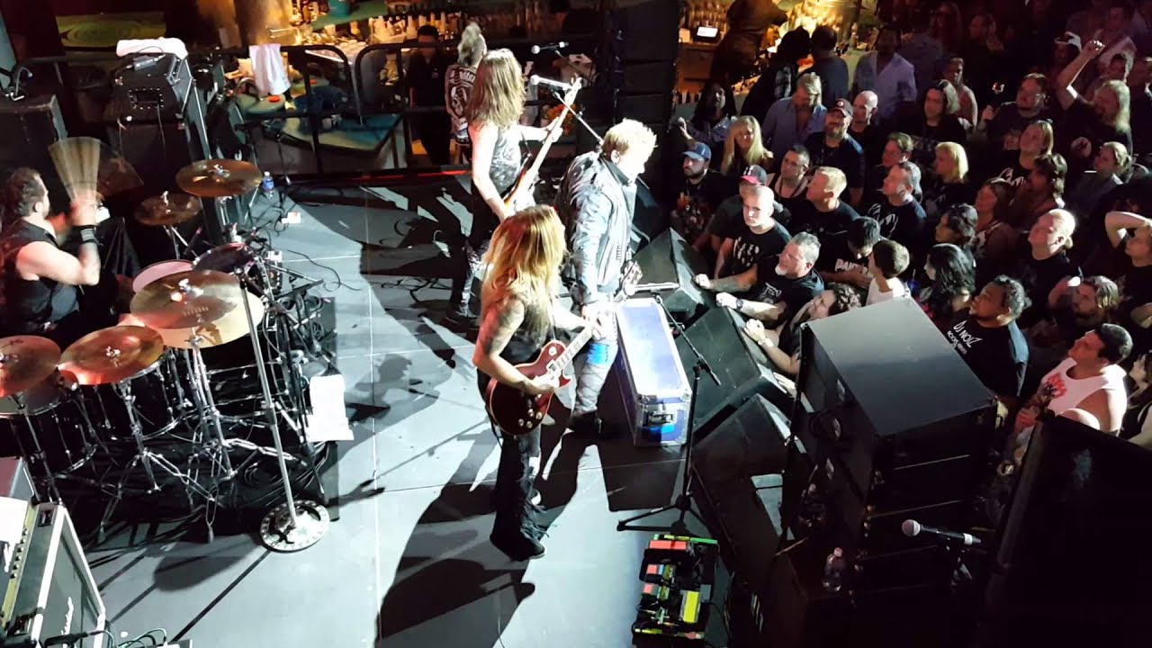 Fozzy SOS KISS KRUISE V Atrium night 1 - YouTube