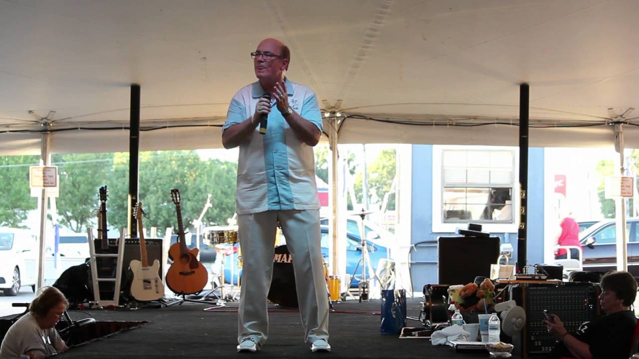 Gordon Piper sings 'Separate Ways' Elvis Week 2016 - YouTube