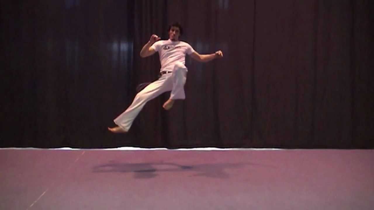 Armada Pulada -- Capoeira movimento + slow motion - YouTube