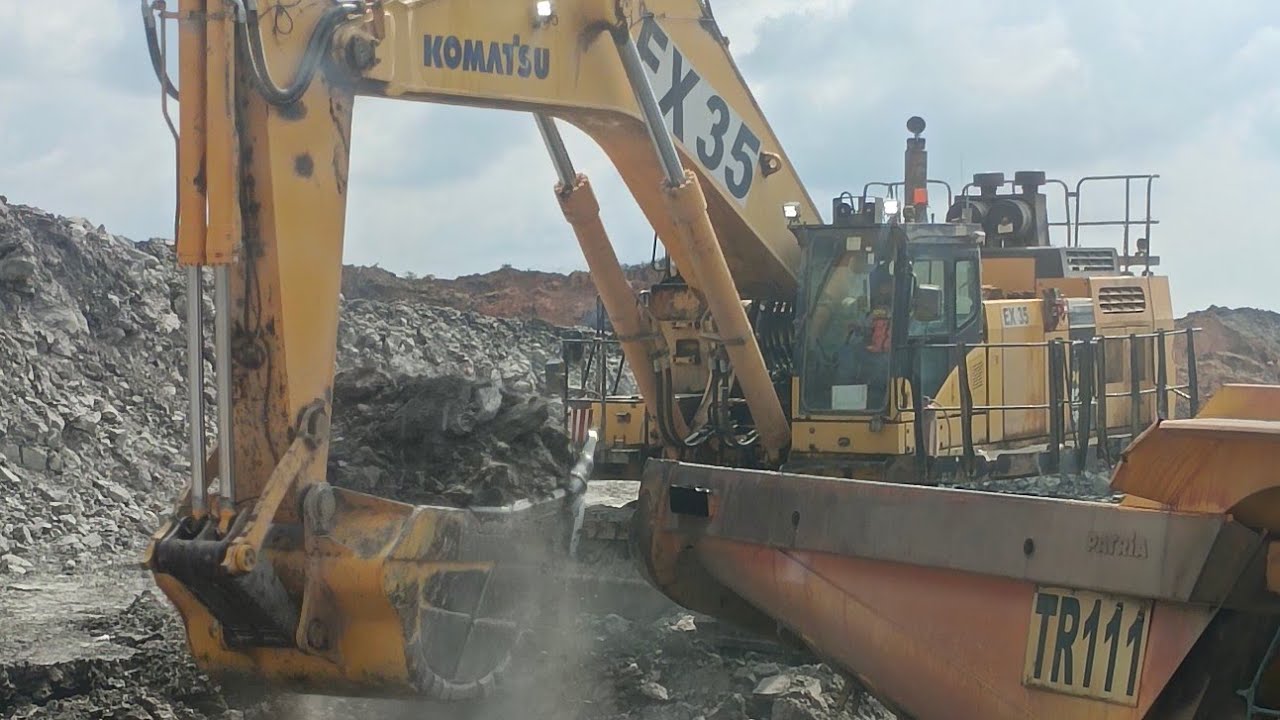 keranjang bucket excavator terisi penuh, excavator komatsu pc 1250 ...
