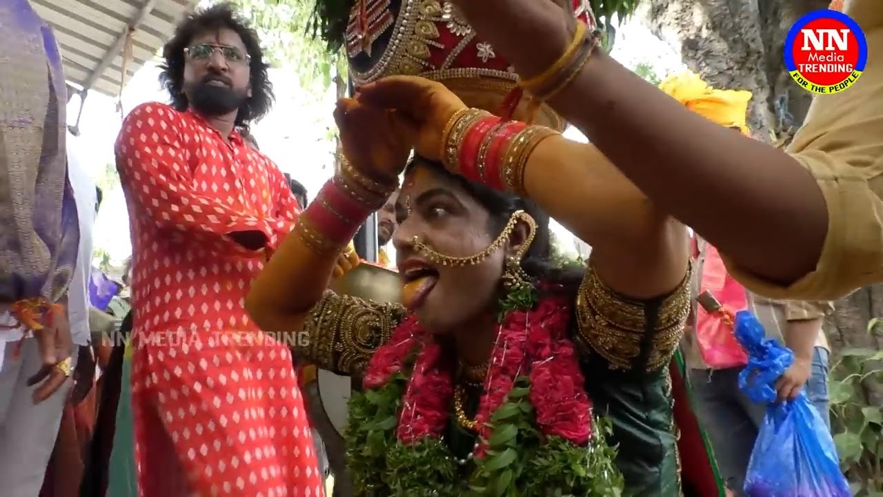 గోల్కొండలో శిగమెత్తిన రాకేష్ బోనం|Rakesh Bonam Dance at Golconda Bonalu ...