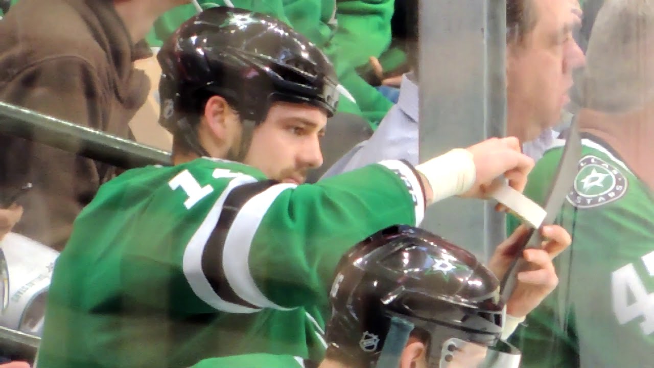 Jamie Benn taping his stick - YouTube