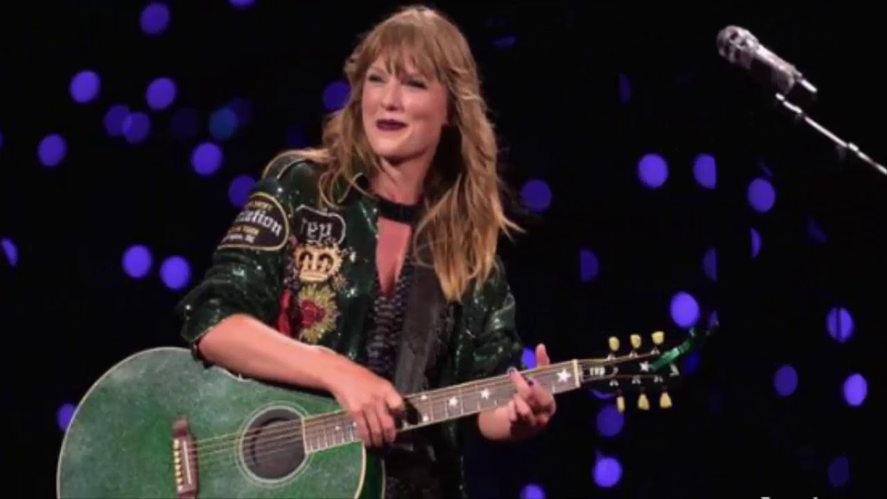 Taylor Swift grills a UK swinging 60s icon - YouTube