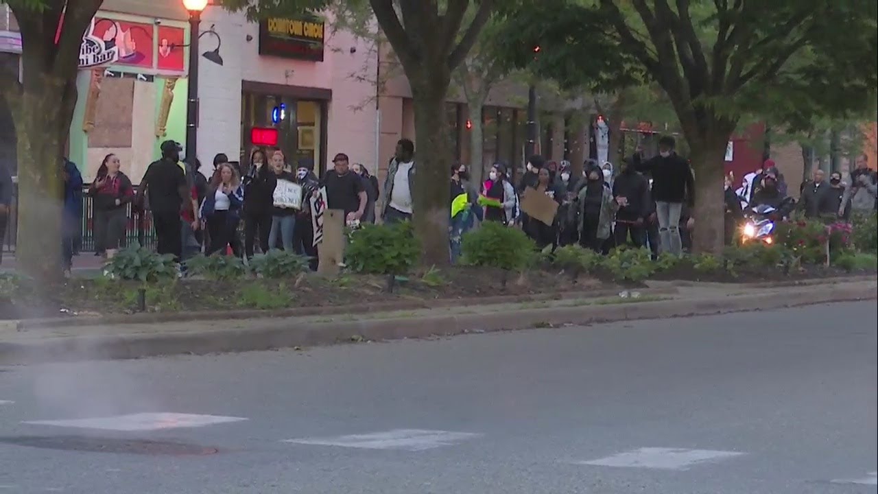 Police dispersing, arresting protesters in Youngstown - YouTube