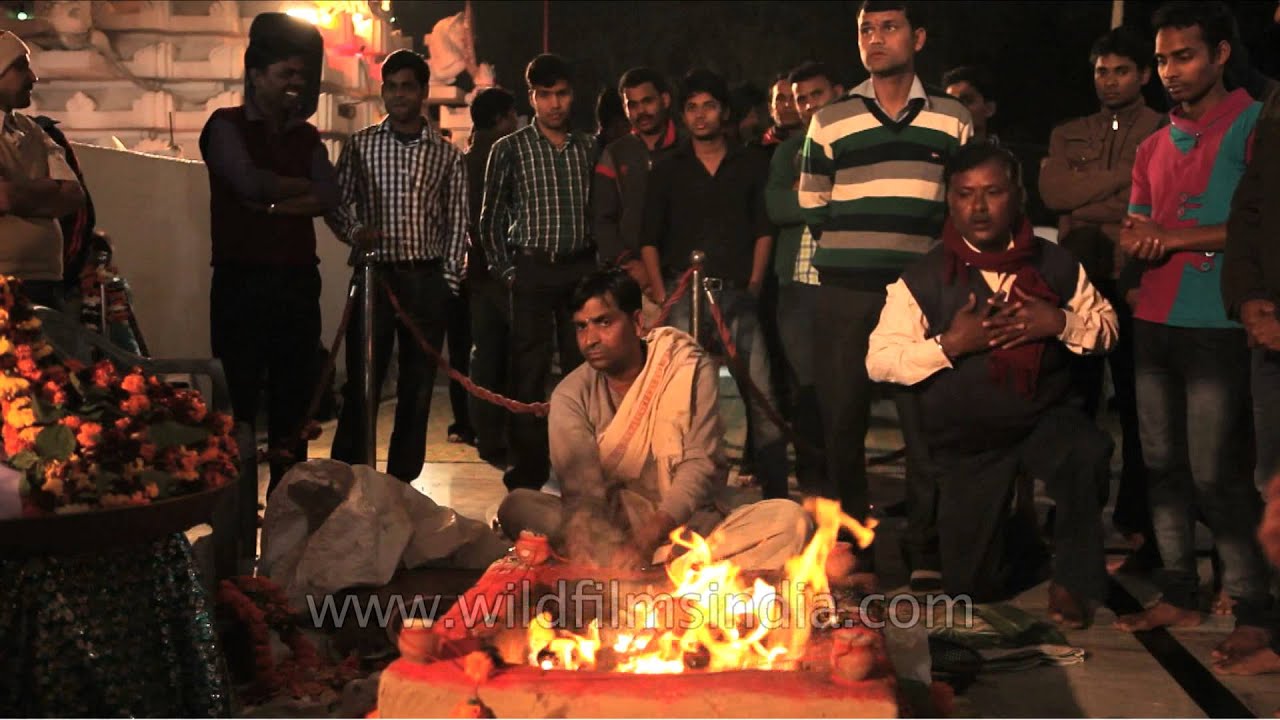 Pandit performing Hawan, Path and Yagna during Shivratri - YouTube