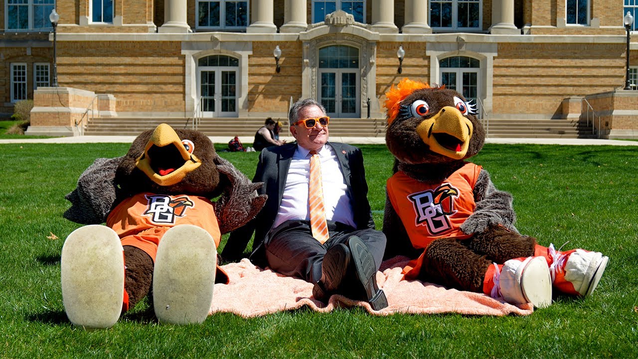 BGSU students get outside with President Rogers and Freddie and Frieda ...