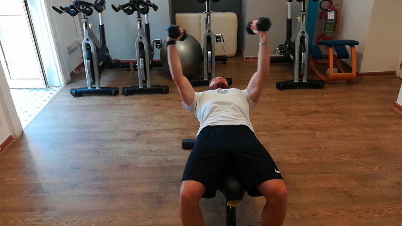 Tutorial Fitness 1 Min - Croci con manubri panca piana - YouTube