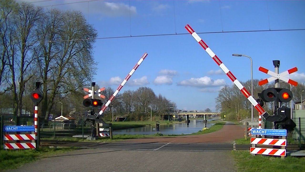 Spoorwegovergang Raalte // Dutch railroad crossing - YouTube