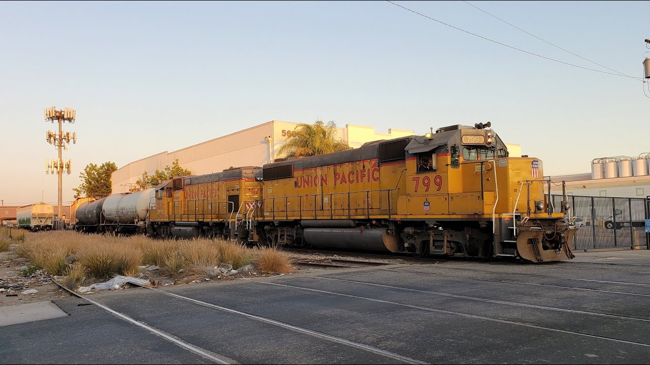 [HD] Union Pacific South Industries Switcher in Vernon, CA - YouTube