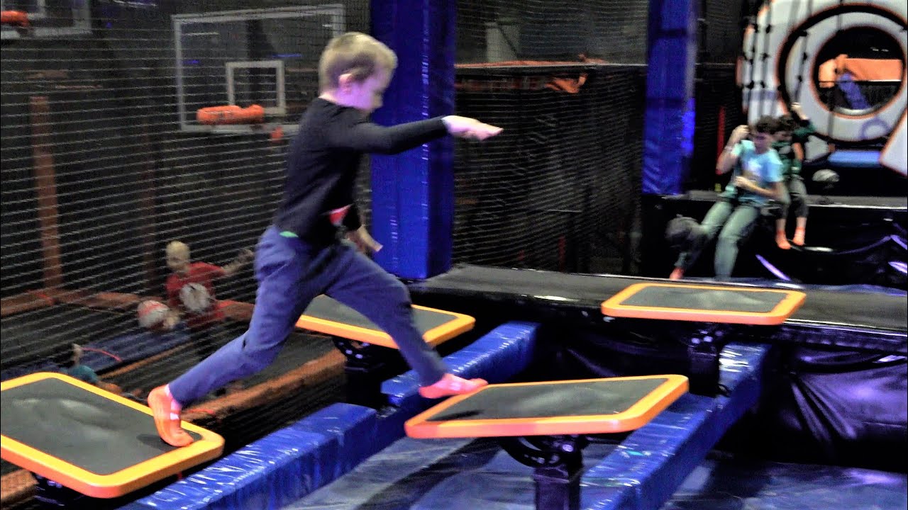 SKY ZONE Trampoline Park jumping pads over pit crossing suspended ...